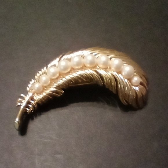 Crown Trifari | Jewelry | Crown Trifari Vintage Gold Tone Graduating ...